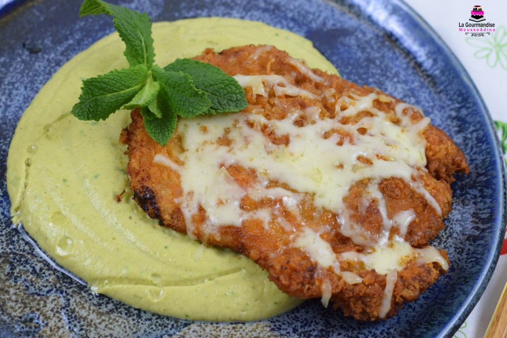 Șnițel în crustă de panko cu buric topit și piure de broccoli cu mentă ...
