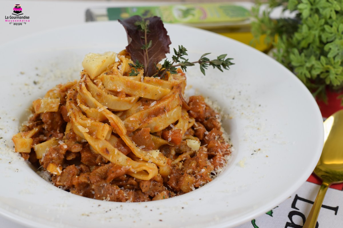 Tagliatelle cu ragu de porc – La Gourmandise MousseAdina