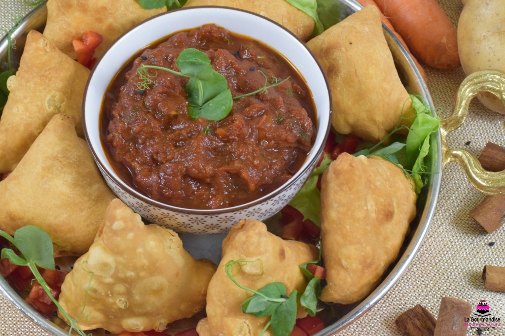 Samosa cu legume și sos de roșii – La Gourmandise MousseAdina